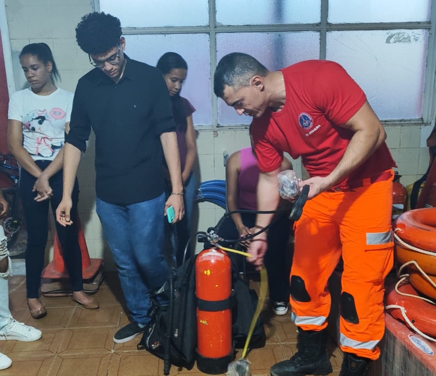 7º Pelotão de Bombeiros recebe visita de alunos de curso técnico 7º Pelotão de Bombeiros recebe visita de alunos de curso técnico
