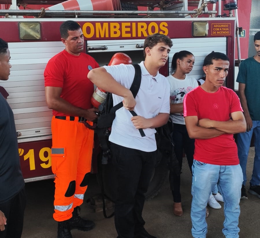 7º Pelotão de Bombeiros recebe visita de alunos de curso técnico 7º Pelotão de Bombeiros recebe visita de alunos de curso técnico